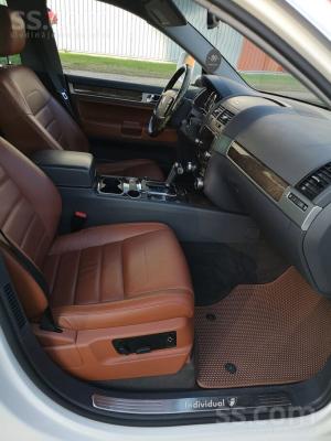 White Volkswagen Touareg 2008 in Riga, with an engine capacity of 3.00 L and mileage of 284 thousand km for 6800 €, photo 15 on AUTOMOTO.COM.LV
