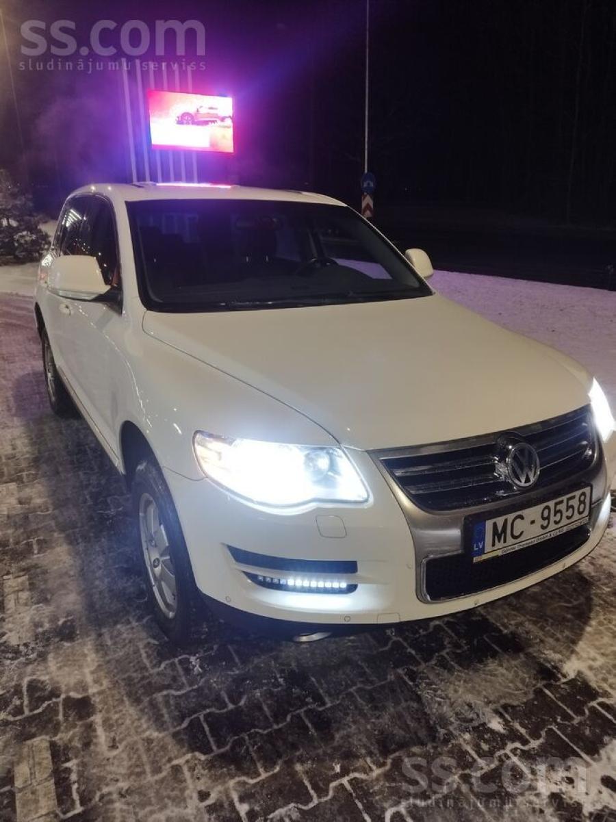 Balts Volkswagen Touareg 2010 Rīga, ar dzinēja tilpumu 3.00 L un nobraukumu 263 tūkst. km par 8500 €, foto 8 vietnē AUTOMOTO.COM.LV