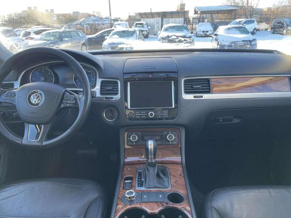 Balts Volkswagen Touareg 2010 Panevēža, ar dzinēja tilpumu 2.97 L un nobraukumu 290 tūkst. km par 8850 €, foto 8 vietnē AUTOMOTO.COM.LV