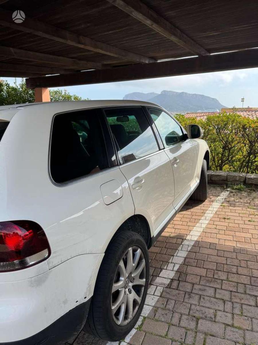 White Volkswagen Touareg 2010 in Panevezys, with an engine capacity of 2.97 L and mileage of 226 thousand km for 7200 €, photo 2 on AUTOMOTO.COM.LV