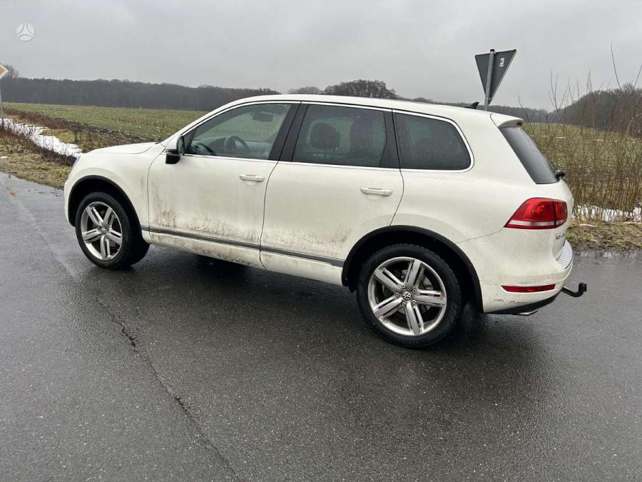 Balts Volkswagen Touareg 2010 Kauņa, ar dzinēja tilpumu 2.97 L un nobraukumu 270 tūkst. km par 8850 €, foto 6 vietnē AUTOMOTO.COM.LV