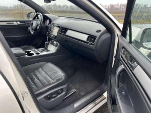 Balts Volkswagen Touareg 2010 Kauņa, ar dzinēja tilpumu 2.97 L un nobraukumu 270 tūkst. km par 8850 €, foto 12 vietnē AUTOMOTO.COM.LV