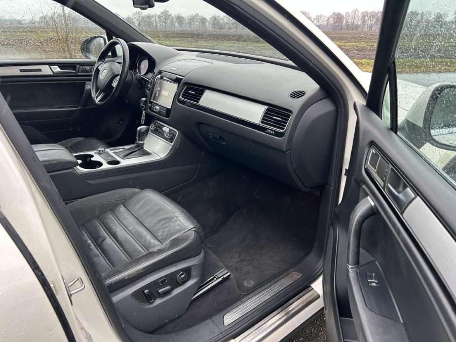 Balts Volkswagen Touareg 2010 Kauņa, ar dzinēja tilpumu 2.97 L un nobraukumu 270 tūkst. km par 8850 €, foto 12 vietnē AUTOMOTO.COM.LV