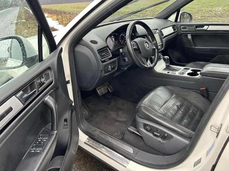 Balts Volkswagen Touareg 2010 Kauņa, ar dzinēja tilpumu 2.97 L un nobraukumu 270 tūkst. km par 8850 €, foto 13 vietnē AUTOMOTO.COM.LV