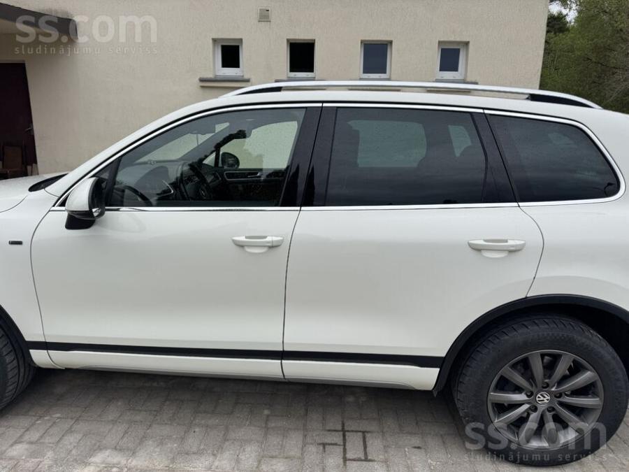 Balts Volkswagen Touareg 2010 Rēzekne, ar dzinēja tilpumu 4.20 L un nobraukumu 302 tūkst. km par 12800 €, foto 3 vietnē AUTOMOTO.COM.LV