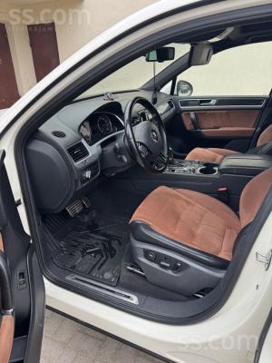 Balts Volkswagen Touareg 2010 Rēzekne, ar dzinēja tilpumu 4.20 L un nobraukumu 302 tūkst. km par 12800 €, foto 6 vietnē AUTOMOTO.COM.LV