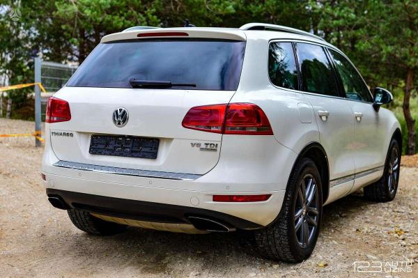 White Volkswagen Touareg 2010 in Kretinga, with an engine capacity of 3.00 L and mileage of 335 thousand km for 9300 €, photo 6 on AUTOMOTO.COM.LV