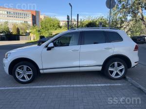 White Volkswagen Touareg 2010 in Riga, with an engine capacity of 3.00 L and mileage of 230 thousand km for 11300 €, photo 3 on AUTOMOTO.COM.LV