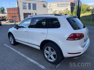 White Volkswagen Touareg 2010 in Riga, with an engine capacity of 3.00 L and mileage of 230 thousand km for 11300 €, photo 4 on AUTOMOTO.COM.LV
