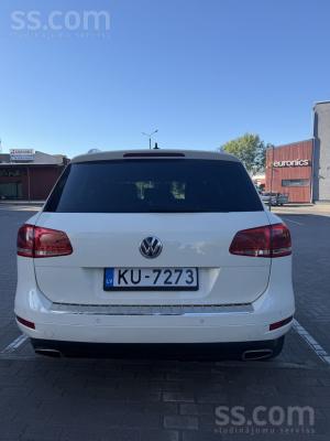 White Volkswagen Touareg 2010 in Riga, with an engine capacity of 3.00 L and mileage of 230 thousand km for 11300 €, photo 5 on AUTOMOTO.COM.LV