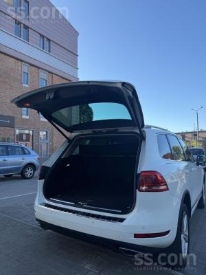 White Volkswagen Touareg 2010 in Riga, with an engine capacity of 3.00 L and mileage of 230 thousand km for 11300 €, photo 6 on AUTOMOTO.COM.LV