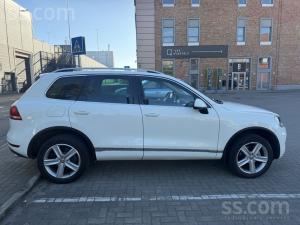 White Volkswagen Touareg 2010 in Riga, with an engine capacity of 3.00 L and mileage of 230 thousand km for 11300 €, photo 7 on AUTOMOTO.COM.LV