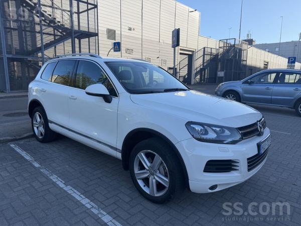 White Volkswagen Touareg 2010 in Riga, with an engine capacity of 3.00 L and mileage of 230 thousand km for 11300 €, photo 7 on AUTOMOTO.COM.LV