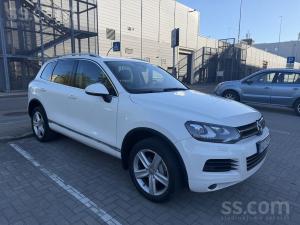 White Volkswagen Touareg 2010 in Riga, with an engine capacity of 3.00 L and mileage of 230 thousand km for 11300 €, photo 8 on AUTOMOTO.COM.LV