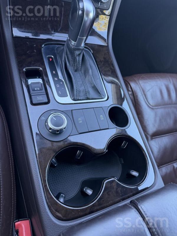 White Volkswagen Touareg 2010 in Riga, with an engine capacity of 3.00 L and mileage of 230 thousand km for 11300 €, photo 9 on AUTOMOTO.COM.LV