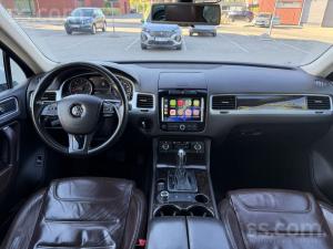White Volkswagen Touareg 2010 in Riga, with an engine capacity of 3.00 L and mileage of 230 thousand km for 11300 €, photo 11 on AUTOMOTO.COM.LV