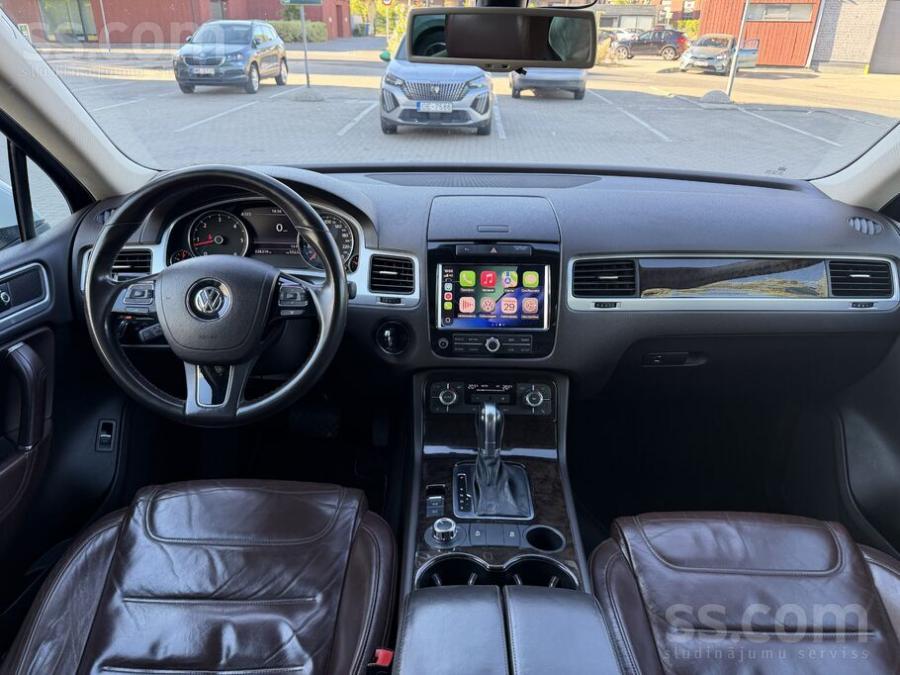 White Volkswagen Touareg 2010 in Riga, with an engine capacity of 3.00 L and mileage of 230 thousand km for 11300 €, photo 11 on AUTOMOTO.COM.LV