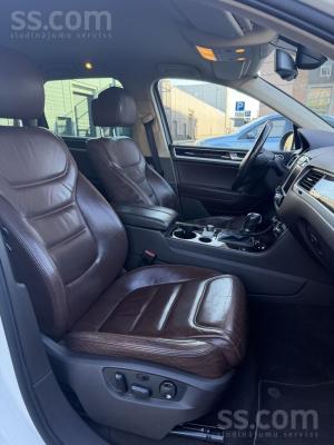 White Volkswagen Touareg 2010 in Riga, with an engine capacity of 3.00 L and mileage of 230 thousand km for 11300 €, photo 16 on AUTOMOTO.COM.LV