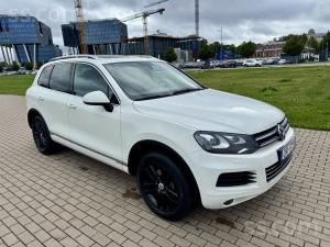 White Volkswagen Touareg 2010 in Riga, with an engine capacity of 3.00 L and mileage of 321 thousand km for 11500 €, photo 3 on AUTOMOTO.COM.LV