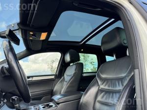 White Volkswagen Touareg 2010 in Riga, with an engine capacity of 3.00 L and mileage of 321 thousand km for 11500 €, photo 10 on AUTOMOTO.COM.LV