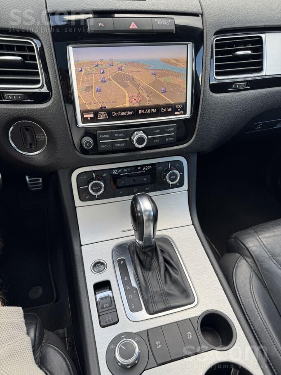 White Volkswagen Touareg 2010 in Riga, with an engine capacity of 3.00 L and mileage of 321 thousand km for 11500 €, photo 12 on AUTOMOTO.COM.LV