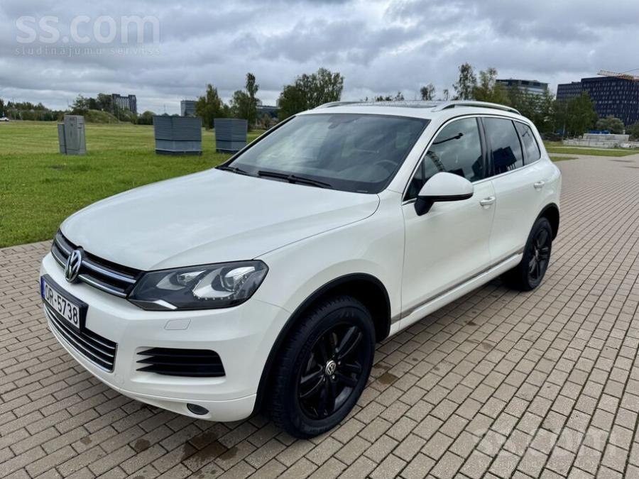 White Volkswagen Touareg 2010 in Riga, with an engine capacity of 3.00 L and mileage of 321 thousand km for 11500 €, photo 1 on AUTOMOTO.COM.LV