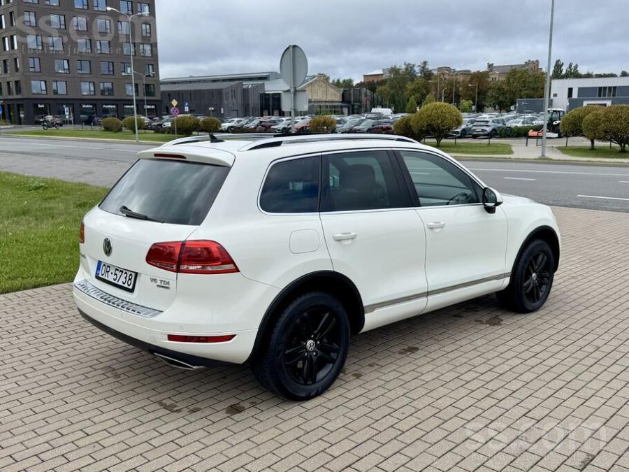 White Volkswagen Touareg 2010 in Riga, with an engine capacity of 3.00 L and mileage of 321 thousand km for 11500 €, photo 4 on AUTOMOTO.COM.LV