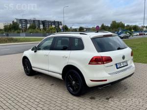 White Volkswagen Touareg 2010 in Riga, with an engine capacity of 3.00 L and mileage of 321 thousand km for 11500 €, photo 5 on AUTOMOTO.COM.LV