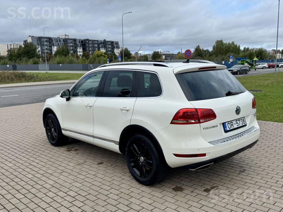 White Volkswagen Touareg 2010 in Riga, with an engine capacity of 3.00 L and mileage of 321 thousand km for 11500 €, photo 5 on AUTOMOTO.COM.LV