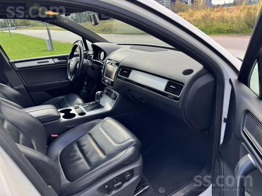 White Volkswagen Touareg 2010 in Riga, with an engine capacity of 3.00 L and mileage of 321 thousand km for 11500 €, photo 7 on AUTOMOTO.COM.LV