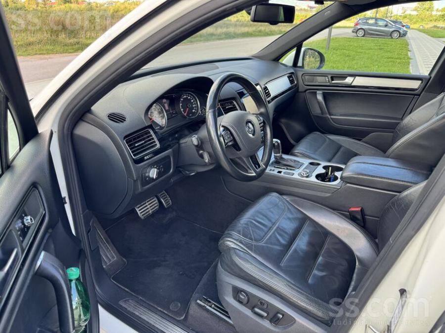 White Volkswagen Touareg 2010 in Riga, with an engine capacity of 3.00 L and mileage of 321 thousand km for 11500 €, photo 8 on AUTOMOTO.COM.LV