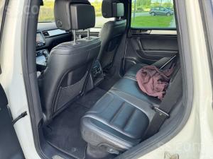 White Volkswagen Touareg 2010 in Riga, with an engine capacity of 3.00 L and mileage of 321 thousand km for 11500 €, photo 11 on AUTOMOTO.COM.LV
