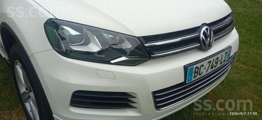 White Volkswagen Touareg 2010 in Daugavpils, with an engine capacity of 3.00 L and mileage of 312 thousand km for 9950 €, photo 3 on AUTOMOTO.COM.LV