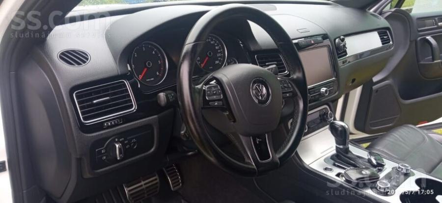 White Volkswagen Touareg 2010 in Daugavpils, with an engine capacity of 3.00 L and mileage of 312 thousand km for 9950 €, photo 7 on AUTOMOTO.COM.LV