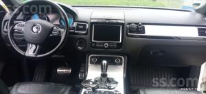 White Volkswagen Touareg 2010 in Daugavpils, with an engine capacity of 3.00 L and mileage of 312 thousand km for 9950 €, photo 9 on AUTOMOTO.COM.LV