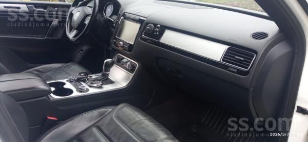White Volkswagen Touareg 2010 in Daugavpils, with an engine capacity of 3.00 L and mileage of 312 thousand km for 9950 €, photo 10 on AUTOMOTO.COM.LV