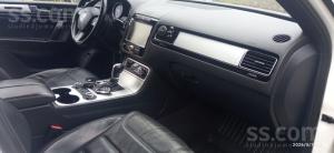 White Volkswagen Touareg 2010 in Daugavpils, with an engine capacity of 3.00 L and mileage of 312 thousand km for 9950 €, photo 10 on AUTOMOTO.COM.LV