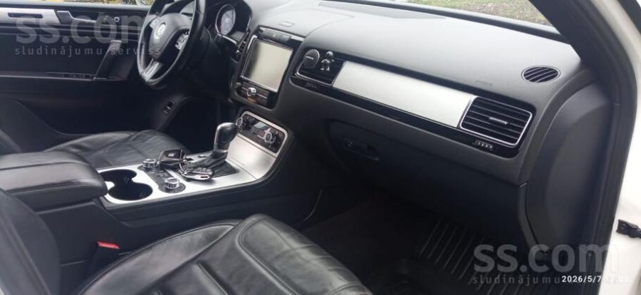 White Volkswagen Touareg 2010 in Daugavpils, with an engine capacity of 3.00 L and mileage of 312 thousand km for 9950 €, photo 10 on AUTOMOTO.COM.LV