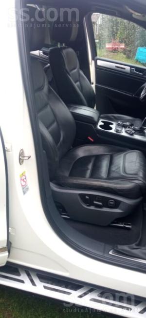 White Volkswagen Touareg 2010 in Daugavpils, with an engine capacity of 3.00 L and mileage of 312 thousand km for 9950 €, photo 11 on AUTOMOTO.COM.LV