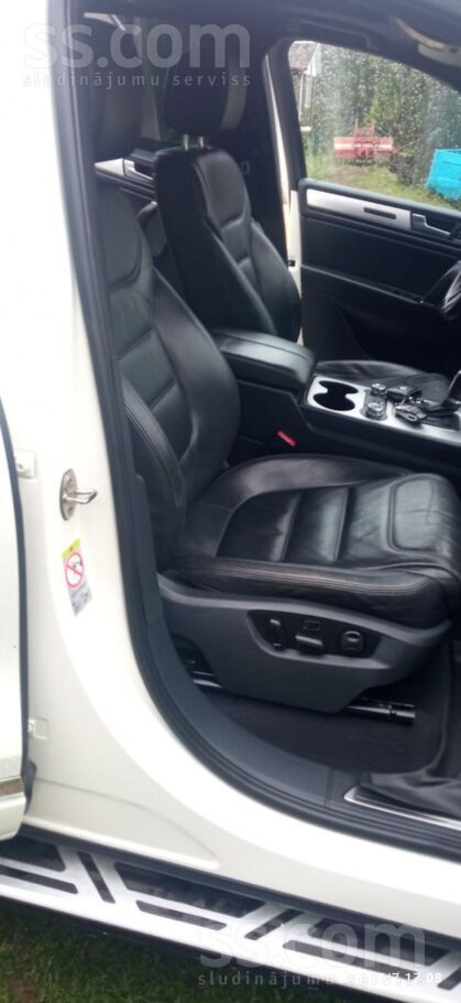 White Volkswagen Touareg 2010 in Daugavpils, with an engine capacity of 3.00 L and mileage of 312 thousand km for 9950 €, photo 11 on AUTOMOTO.COM.LV