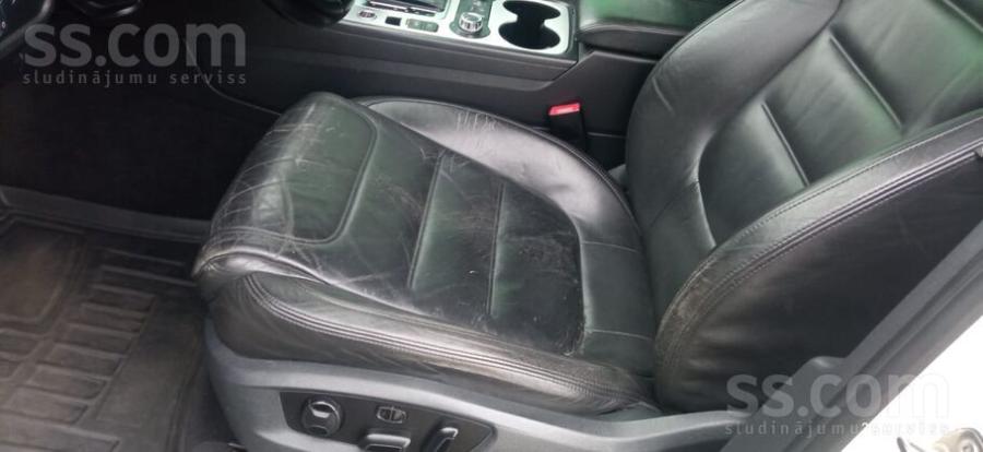 White Volkswagen Touareg 2010 in Daugavpils, with an engine capacity of 3.00 L and mileage of 312 thousand km for 9950 €, photo 17 on AUTOMOTO.COM.LV