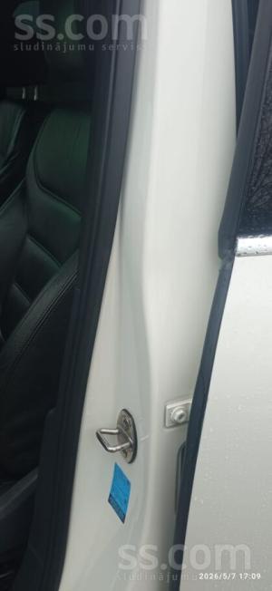 White Volkswagen Touareg 2010 in Daugavpils, with an engine capacity of 3.00 L and mileage of 312 thousand km for 9950 €, photo 18 on AUTOMOTO.COM.LV
