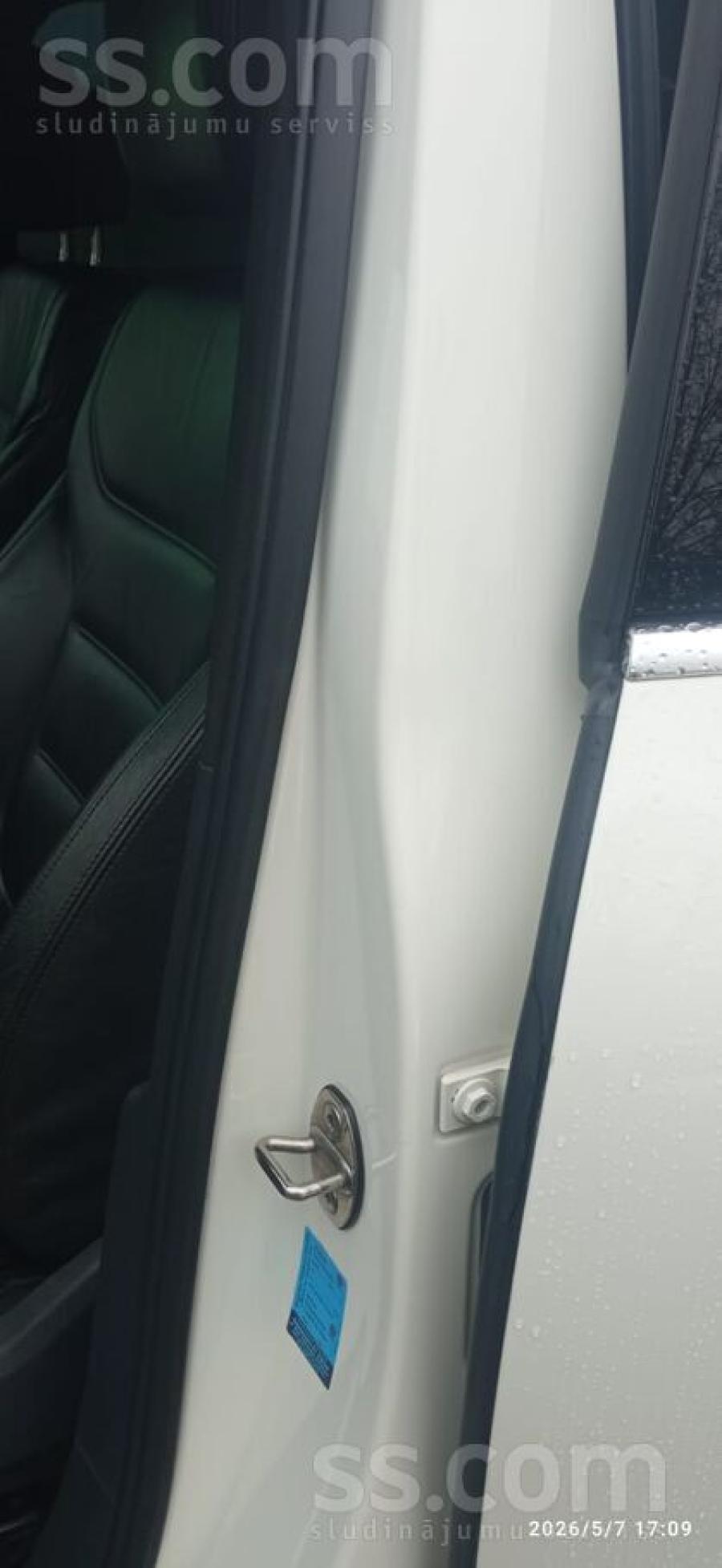 White Volkswagen Touareg 2010 in Daugavpils, with an engine capacity of 3.00 L and mileage of 312 thousand km for 9950 €, photo 18 on AUTOMOTO.COM.LV