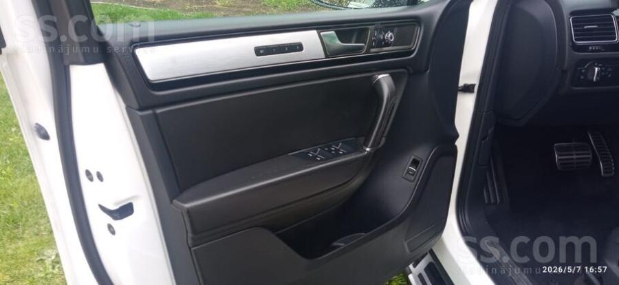 White Volkswagen Touareg 2010 in Daugavpils, with an engine capacity of 3.00 L and mileage of 312 thousand km for 9950 €, photo 22 on AUTOMOTO.COM.LV