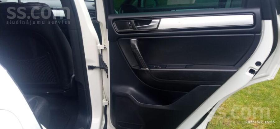 White Volkswagen Touareg 2010 in Daugavpils, with an engine capacity of 3.00 L and mileage of 312 thousand km for 9950 €, photo 23 on AUTOMOTO.COM.LV