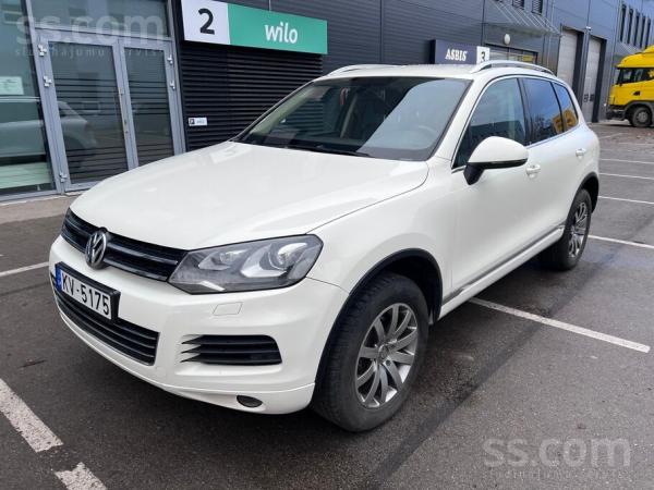 White Volkswagen Touareg 2011 in Riga, with an engine capacity of 3.00 L and mileage of 242 thousand km for 13000 €, photo 1 on AUTOMOTO.COM.LV