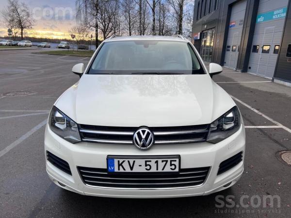 White Volkswagen Touareg 2011 in Riga, with an engine capacity of 3.00 L and mileage of 242 thousand km for 13000 €, photo 2 on AUTOMOTO.COM.LV