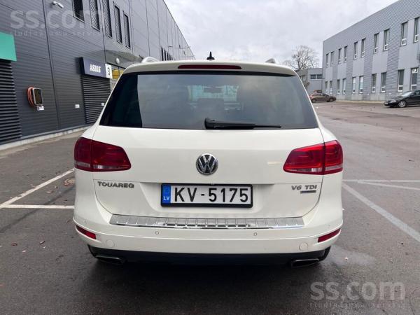 White Volkswagen Touareg 2011 in Riga, with an engine capacity of 3.00 L and mileage of 242 thousand km for 13000 €, photo 7 on AUTOMOTO.COM.LV