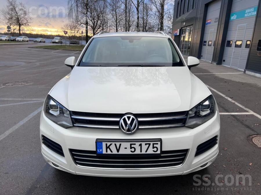 White Volkswagen Touareg 2011 in Riga, with an engine capacity of 3.00 L and mileage of 242 thousand km for 13000 €, photo 2 on AUTOMOTO.COM.LV
