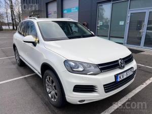 White Volkswagen Touareg 2011 in Riga, with an engine capacity of 3.00 L and mileage of 242 thousand km for 13000 €, photo 3 on AUTOMOTO.COM.LV